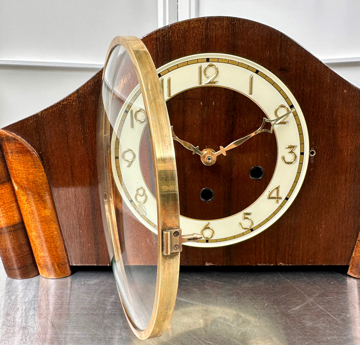 Vintage Battery Mantel Clock | Adelaide Clocks